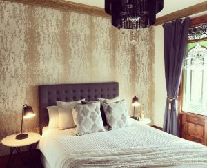 The Metallic Gold Wallpaper Trend Promises To Light Up Your Home ...